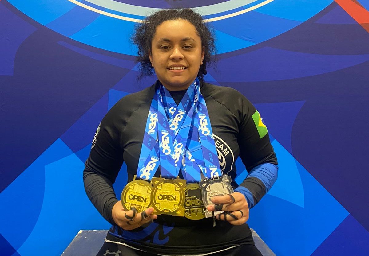 Rebeca Cavalcante conquista 4 medalhas em torneio nos EUA