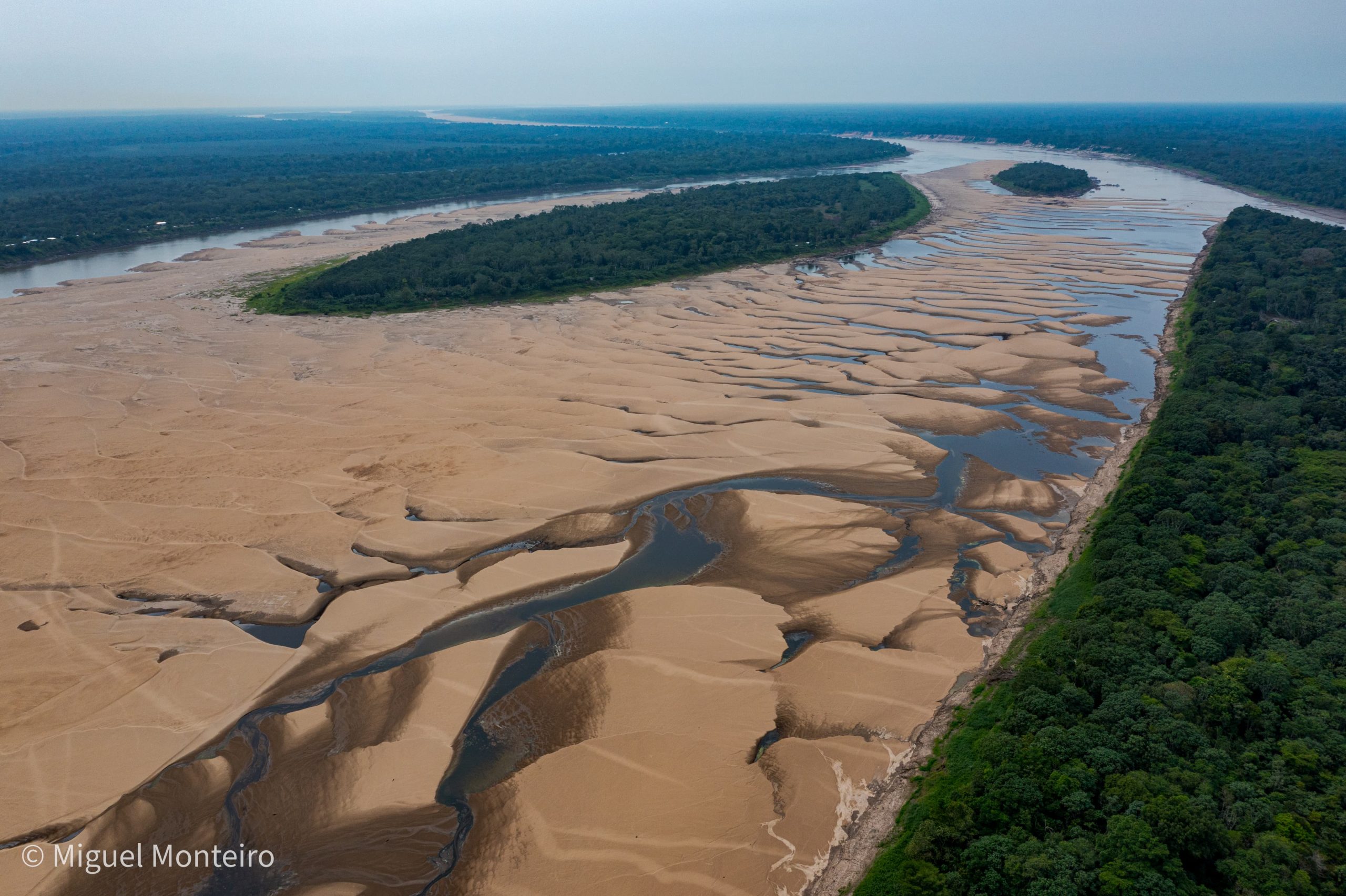 Seca extrema faz lago Tefé desaparecer