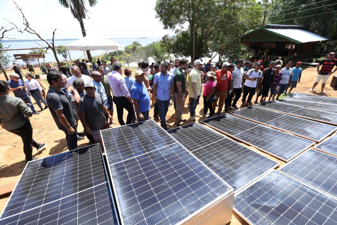 Wilson Lima entrega placas de energia solar a comunidades
