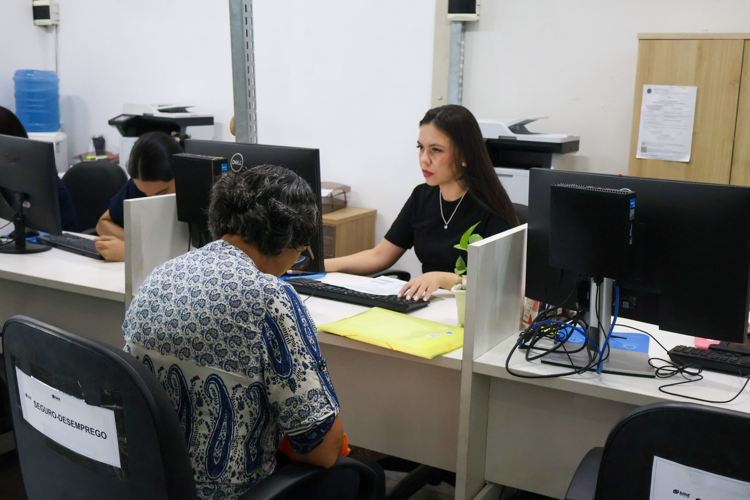 Aprendiz, Auxiliar e outras 396 vagas de emprego no Sine